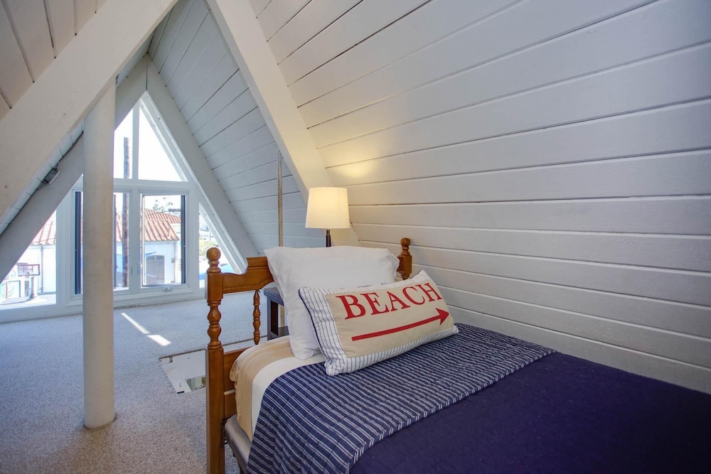 Retro A-frame Studio W/ Bonus Loft | Big Outdoor Sun Deck | One Block To The Beach! - 헌팅턴비치
