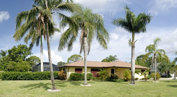 Mango Bungalow -Tropical Paradise private pool, beach, shopping, dining ...