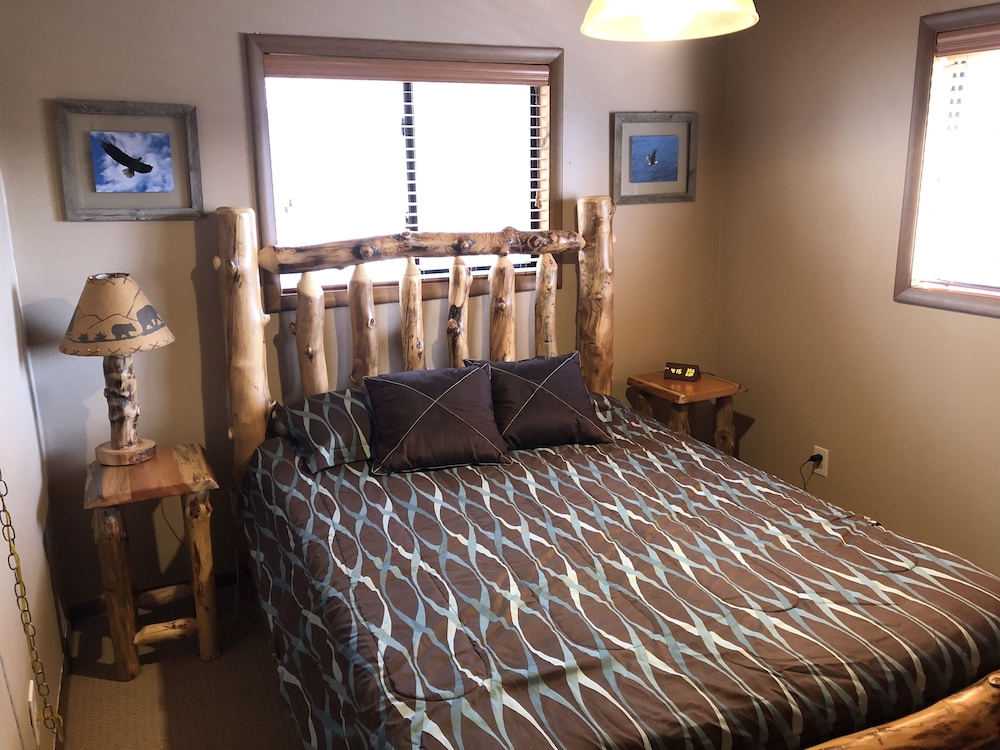 Amplia 5 Br / 3 Ba Pocono Chalet En El Escondite - Pensilvania