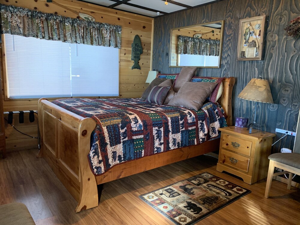 Cozy & Cute Studio Cabin, Pet Friendly With Large Deck On The Lakeshore - Lake Almanor, CA