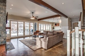 Lake Entiat Waterfront - Private Pool, Hot Tub, Boat Launch, Dock ...