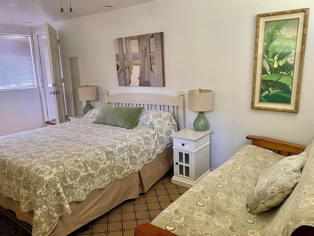 Two Bedroom Paia Beach House Less In The Middle Of All The North Shore Beaches - Paia, HI