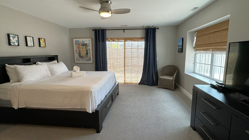 Open 7/4-7/11perfect Location Condo Pools Walk To All Beach 1.5 Blk - New Buffalo, MI