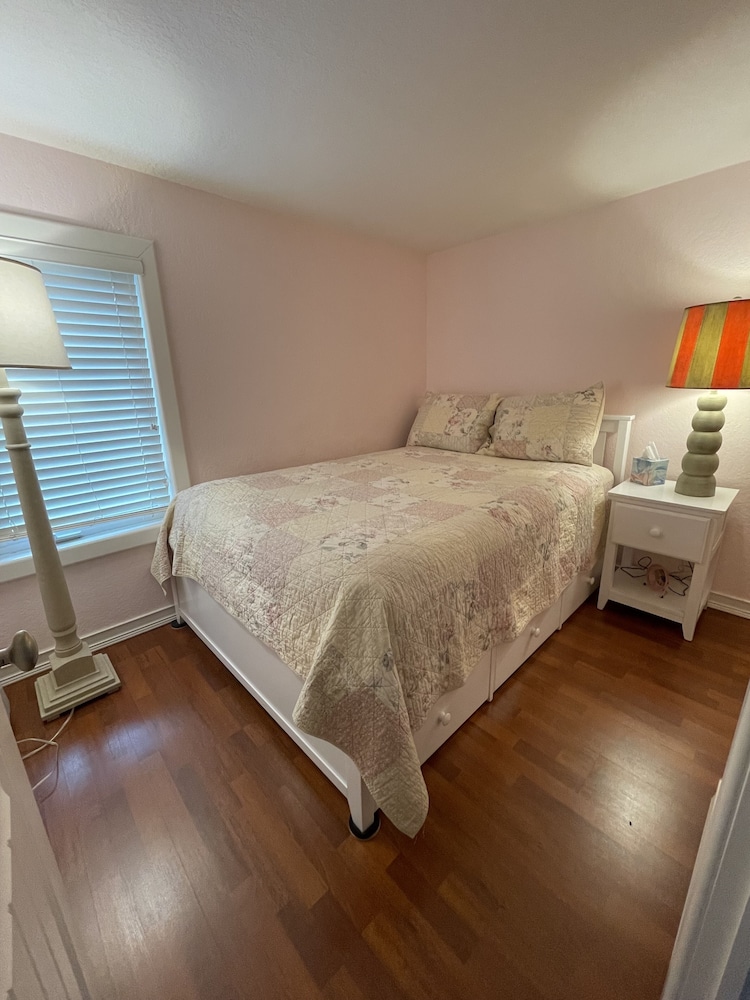 Walloon Lake Cottage; Minutes Walk To Water & The Village - Petoskey, MI