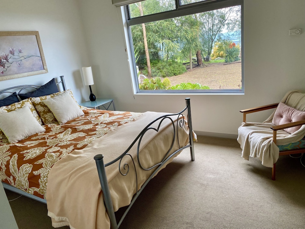 Spacious 6-br Retreat With Breathtaking Views In Macedon Ranges - Sunbury
