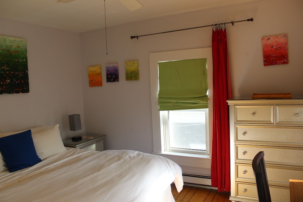 Large 4 Bed In Prime Location. A Clean And Comfortable Home. 3 King, Pkg.,yard - Provincetown, MA