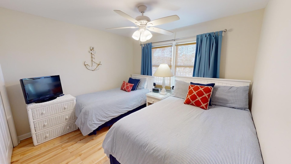 Fort Screven Villas - Unit 102 - Ocean Front - Easy Beach Access - Free Wi-fi - Tybee Island, GA