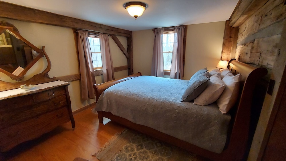 Get Away From It All! Restored 1800 Log Cabin On 40 Acres - No Cleaning Fee! - Ohio