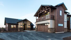 Plush beds ~ heated resort pool ~ hot tub ~ Tetherow/Bend/Bachelor ...
