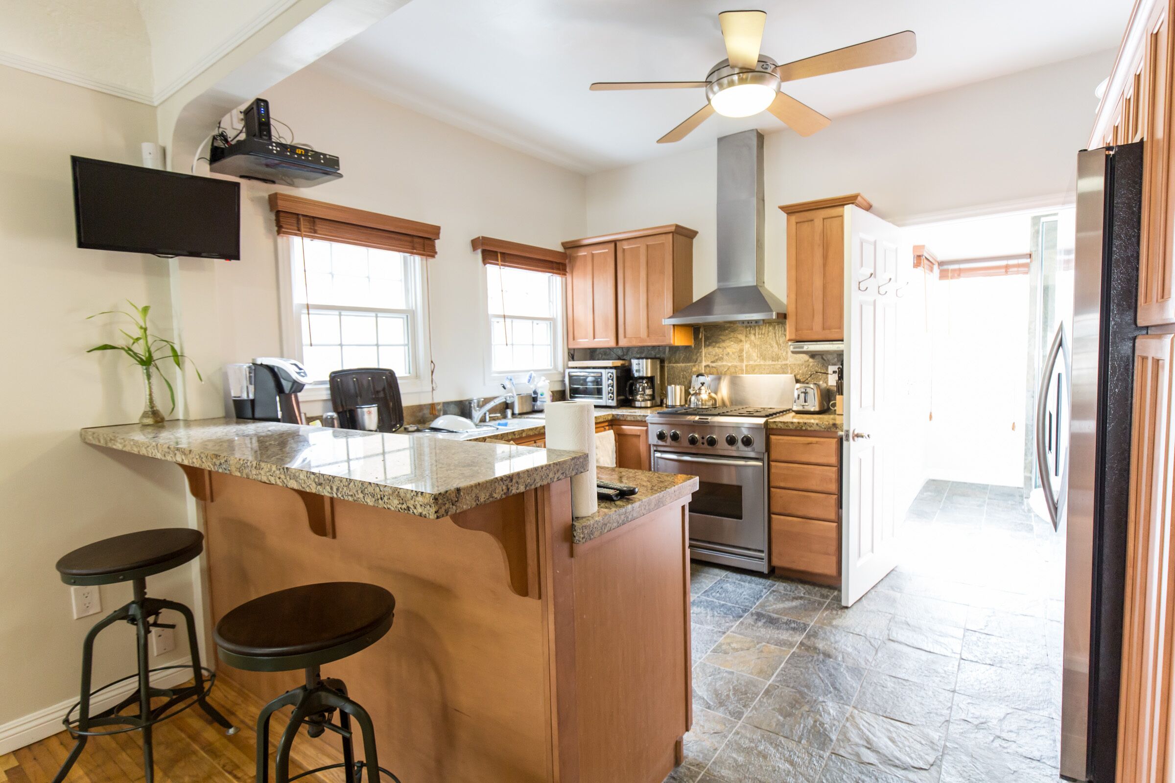 22 Party Houses To Rent For One Night In Los Angeles - | Trip101