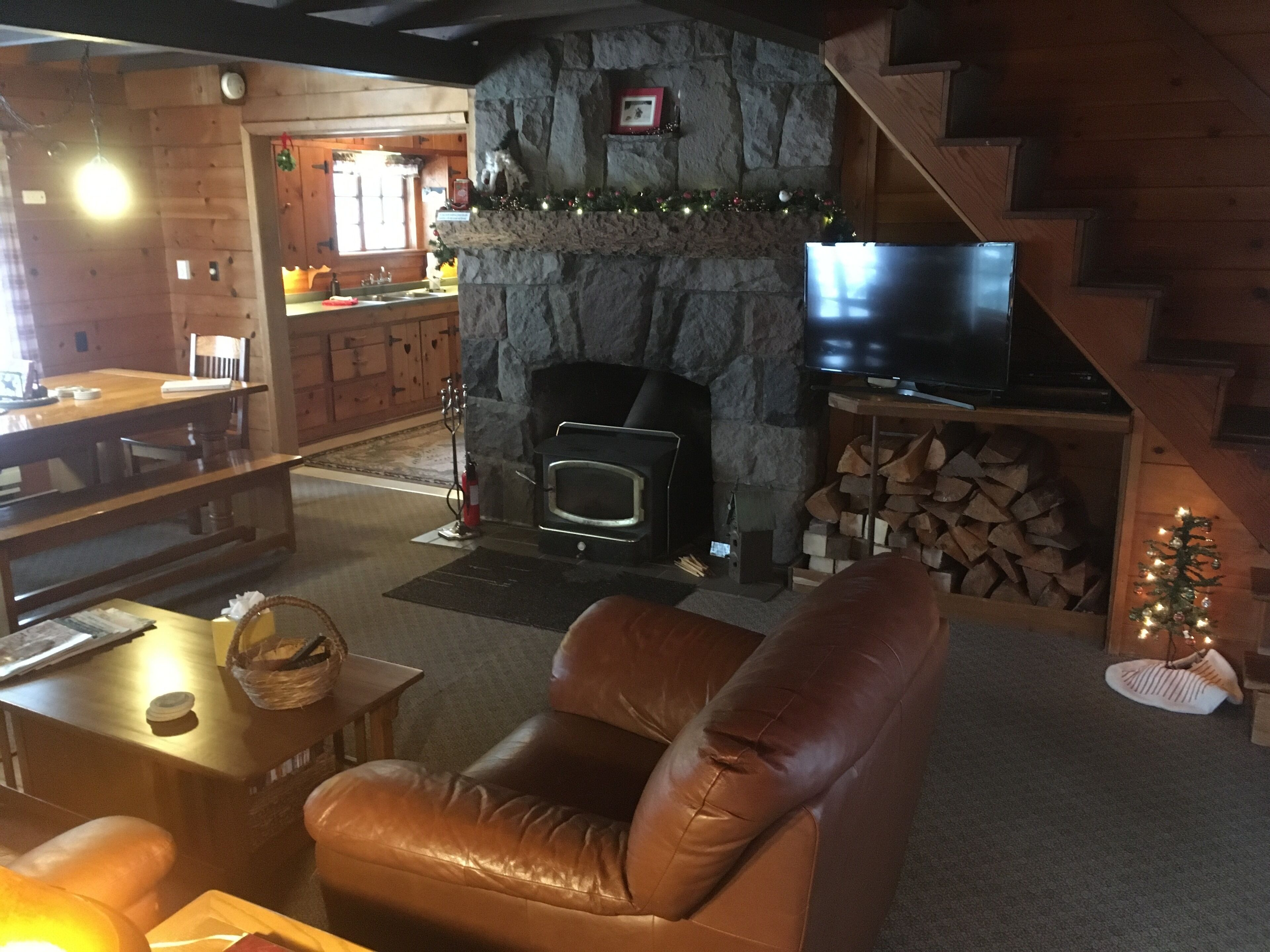 Heart of village! Knotty pine alpine cabin. Holiday sessions available ...