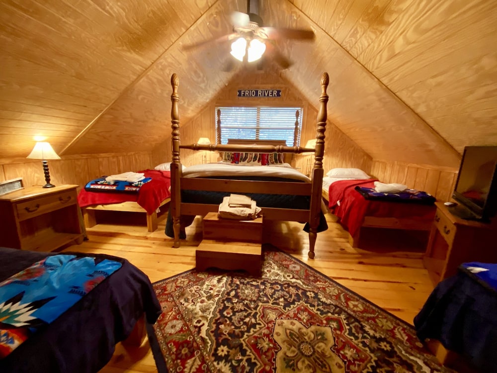 Picture Perfect Jewel Of A Cabin, End Of Lane, Charming, 2 Minutes 2 Frio! - Concan, TX