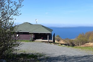 Experience Alaska! Amazing Views! Check out a walk through video tour ...