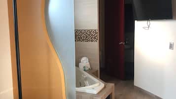 Quarto Deluxe, banheira de hidromassagem grande | Cortinas/cortinados opacos, Wi-fi grátis, roupa de cama fornecida