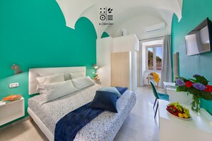 Quarto Duplo, vista para o jardim | Roupa hipoalergénica, com decoração personalizada, secretária 