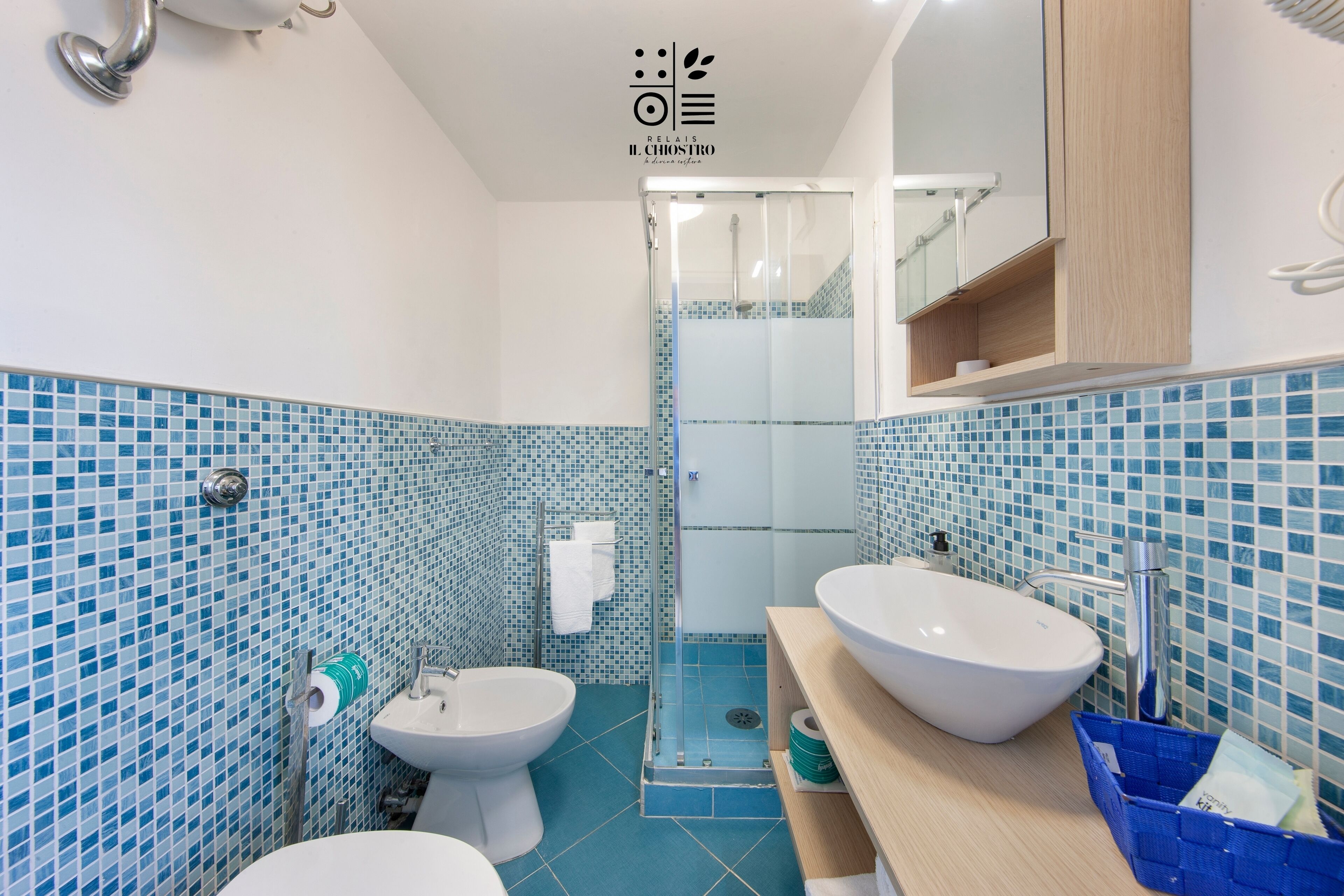 Quarto Superior | Casa de banho | Um polibã, artigos de higiene ecológicos, um secador de cabelo, roupões 