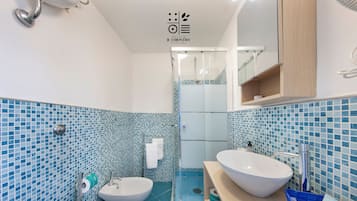 Quarto Superior | Casa de banho | Um polibã, artigos de higiene ecológicos, um secador de cabelo, roupões