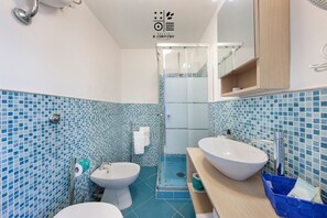 Quarto superior | Banheiro | Chuveiro, produtos de toalete biodegradáveis, secador de cabelo 