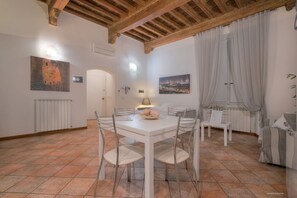 Apartamento luxo, 1 quarto | Cozinha privada | Geladeira grande, micro-ondas, fogão, cooktop