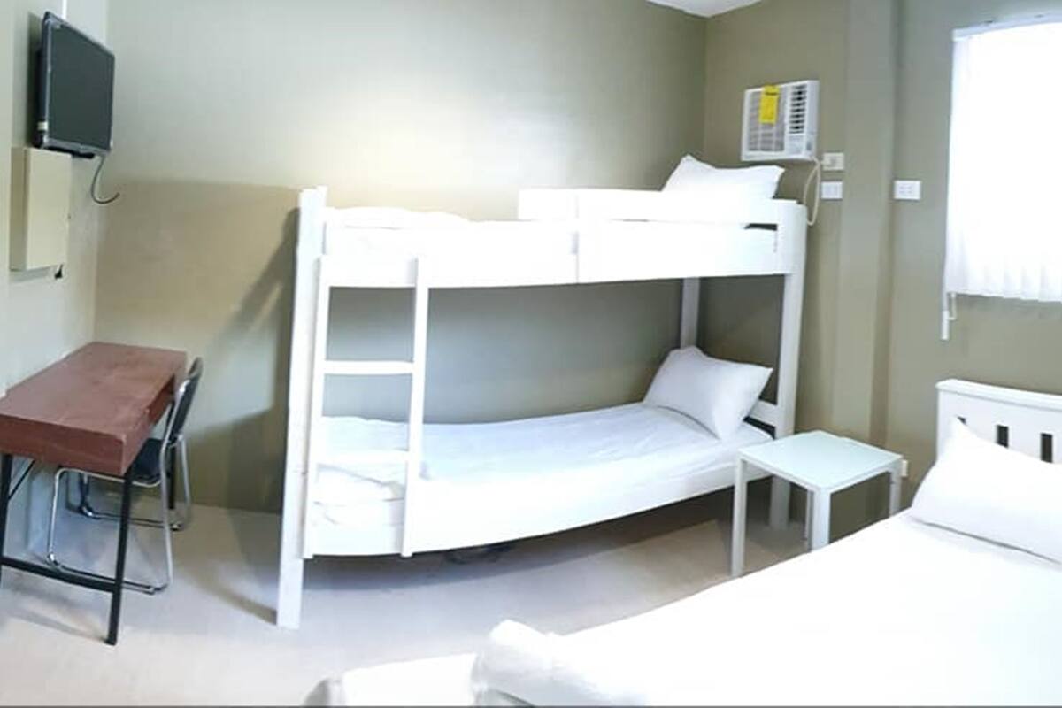 Quarto Familiar | Secretária, Wi-fi grátis, roupa de cama fornecida