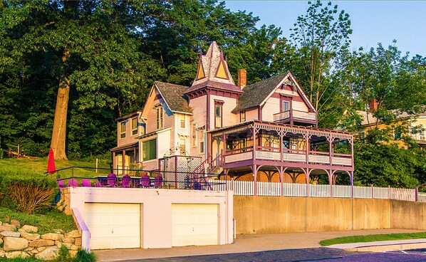 Castle Rest - At The Center Of Weirs Beach - Weirs Beach | Vrbo