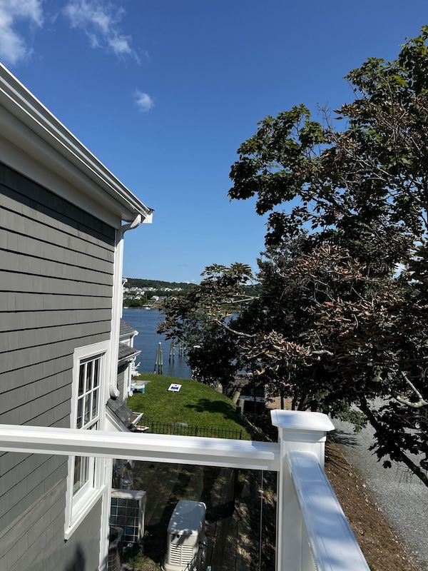 Waterfront Carriage House "The Salty Dog" Overlooking The Sakonnet Ri - Tiverton, RI