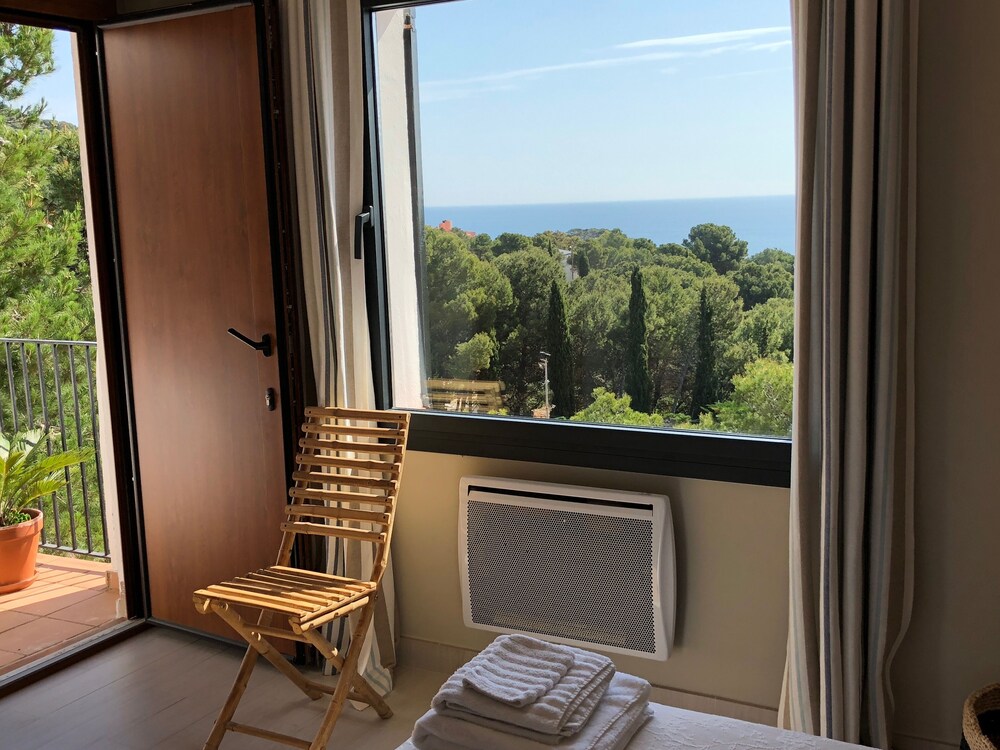 Das Haus Liegt In Einem Wohngebiet Von Cala Nostra Tamariu - Palafrugell