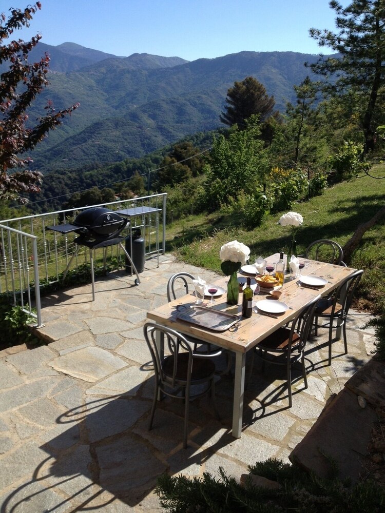 Ein Kleines Stück Himmel Inmitten Einer Atemberaubenden Landschaft Mit Blick Auf Die Berge Und Das Meer - Ventimiglia