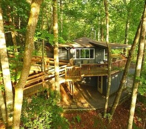 "Treehouse" with stunning view from every room; private yet convenient ...