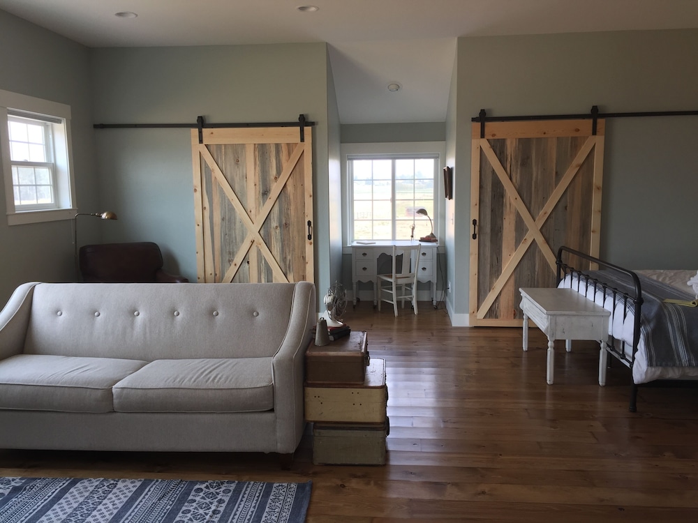 Relax At The Farm! Newly Built Studio Apartment In The Barn At Selah Farm - Kalispell, MT