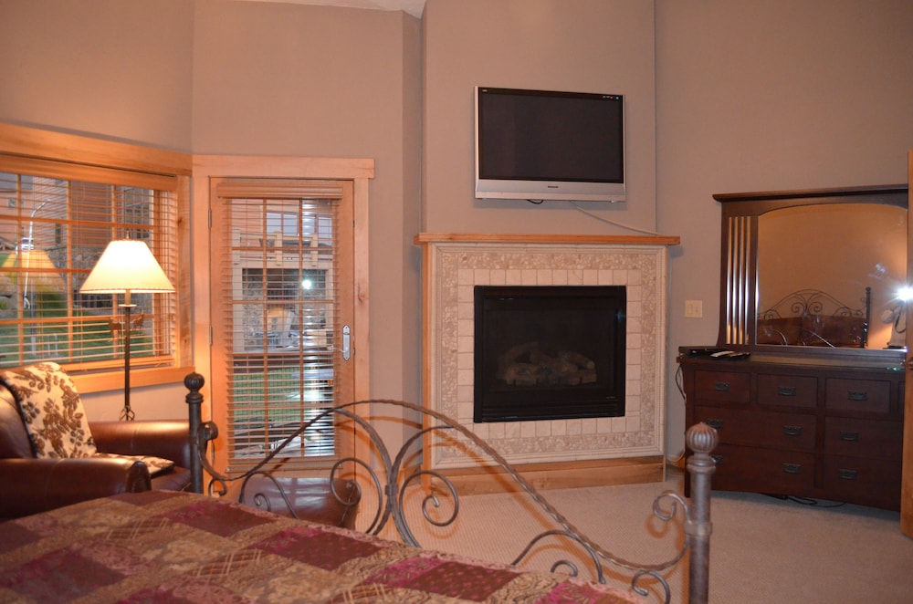 Beautiful Southwind Ski In/out Townhome W/ Hot Tub In 7 Springs Gated Community. - Donegal, PA