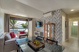 Apartamento luxo, 2 quartos, vista para o mar | Sala de jantar