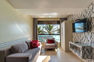 Apartamento luxo, 2 quartos, vista para o mar | Sala de estar | TV LCD