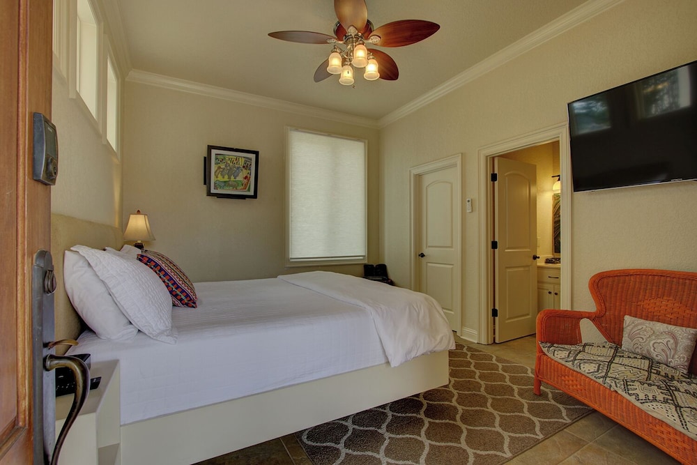 Marlin Houzz: Lake Estate With Infinity Pool! - Lake Hamilton, AR