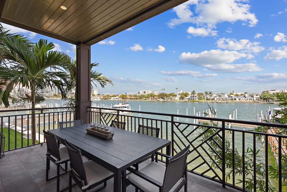 Resort Style Waterfront Oasis W / 3 Br / 2. 5 B & Boot Slip !!! - Clearwater, FL