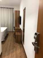 Minibar, cofre no quarto, secretária, cortinas/cortinados opacos 