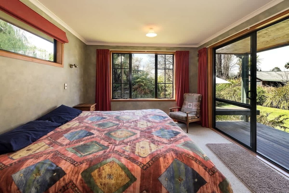 Willowwood Retreat | Rustic Lodge Style Home - Rotorua