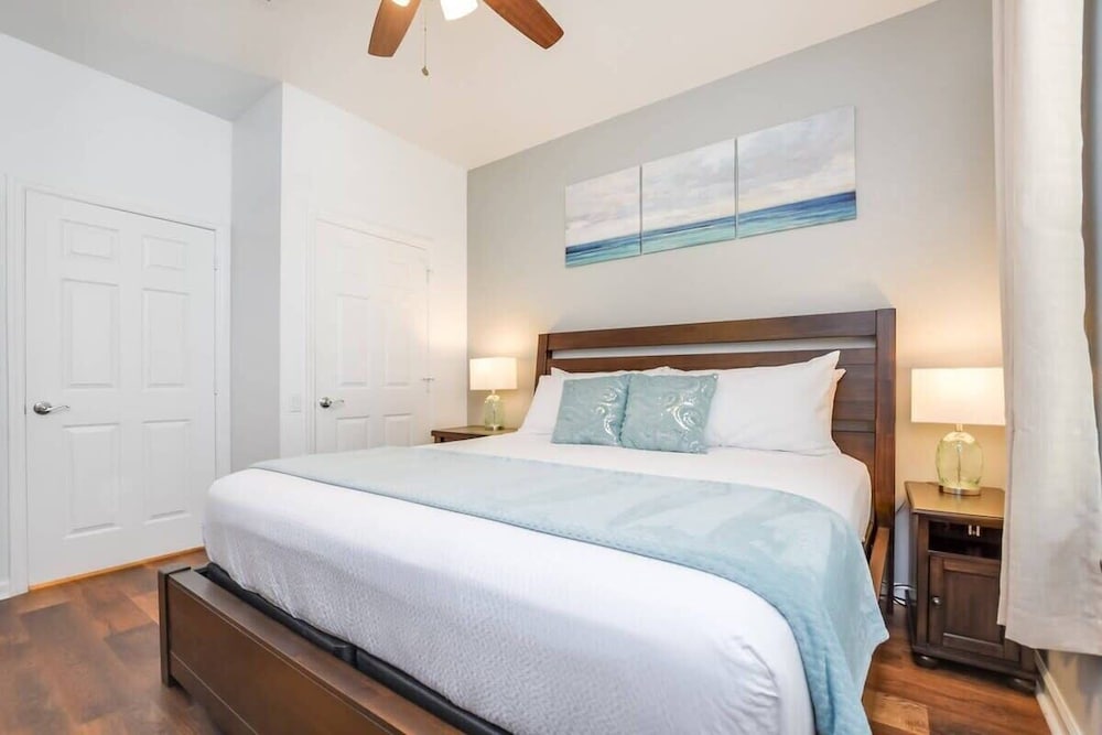 Private Top Floor Sparkling Condo Near Attractions - Orlando, FL