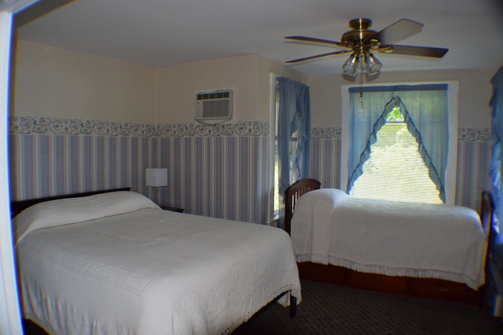 Large Comfortable Vacation Home With Lake And Mountain Views From Every Room - Ellacoya State Park, Gilford