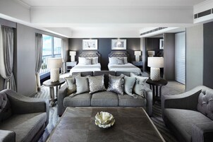 Prestige Suite Room, Ocean View | Frigobar, cofres nos quartos, escrivaninha, cortinas blackout