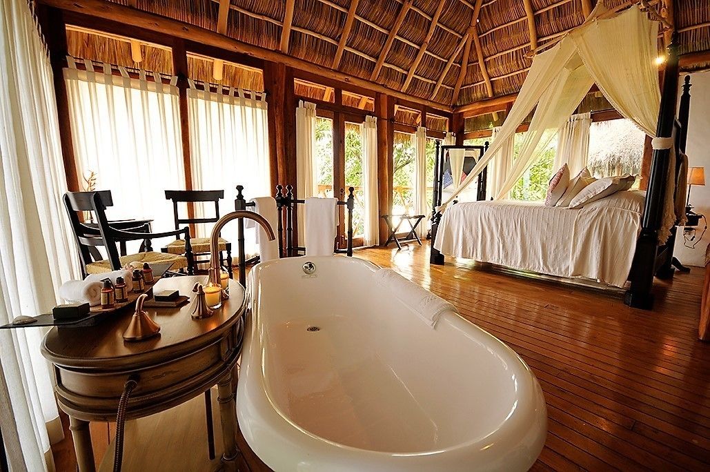 Deluxe Room, 1 King Bed, Balcony, Partial Ocean View | Banheira de imersão