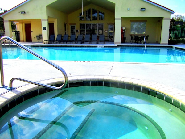 Disney Family Vacation / Lakefront Townhome / New Bedding / 4 Miles To Disney! - Kissimmee