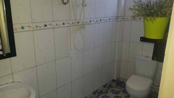 Quarto Duplo | Casa de banho | Um polibã, artigos de higiene pessoal grátis, chinelos