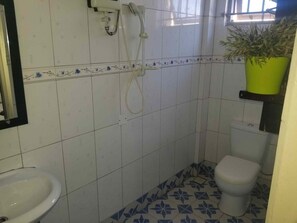 Quarto Duplo | Casa de banho | Um polibã, artigos de higiene pessoal grátis, chinelos 