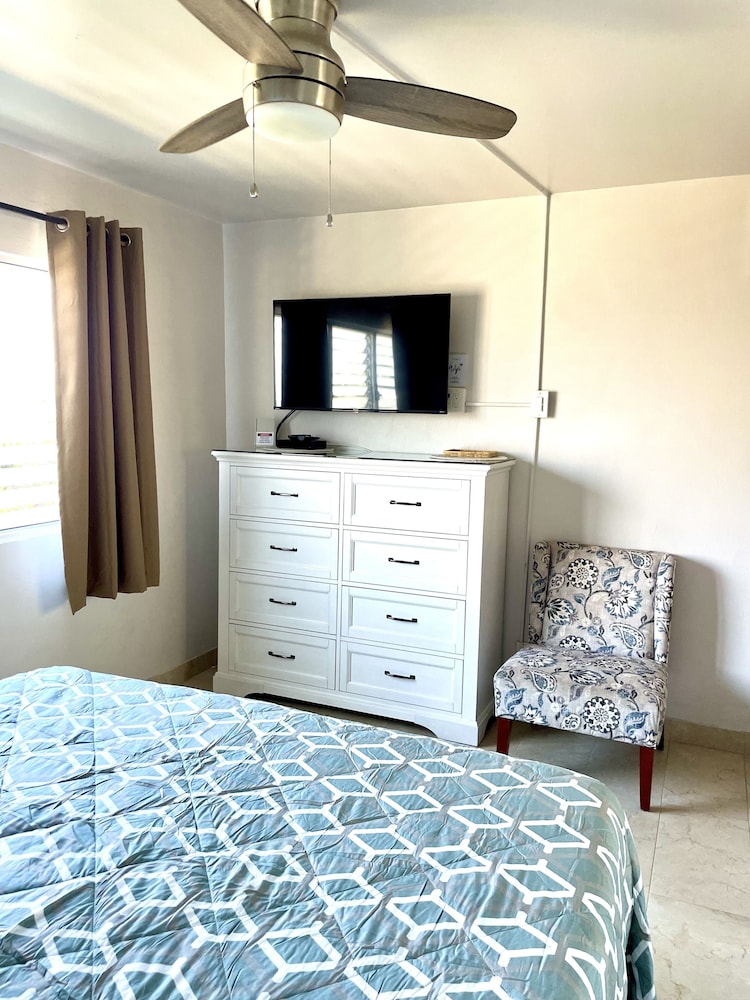Newly Updated, Fully Equipped Unit. King Size Bed, New Kitchen, Steps To Beach. - Hawaii