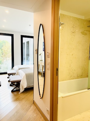 Quarto duplo superior | Frigobar, cofres nos quartos, escrivaninha, cortinas blackout