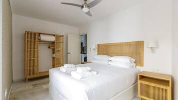 1 quarto, com decoração personalizada, secretária