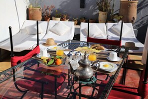 Pequenos-almoços servidos, cozinha local e internacional 