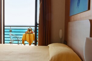 Quarto casal, vista para o mar | Cofres nos quartos, escrivaninha, roupa de cama