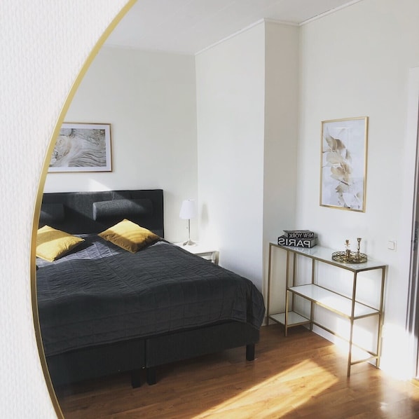 Com decoração personalizada, secretária, cortinas/cortinados opacos 